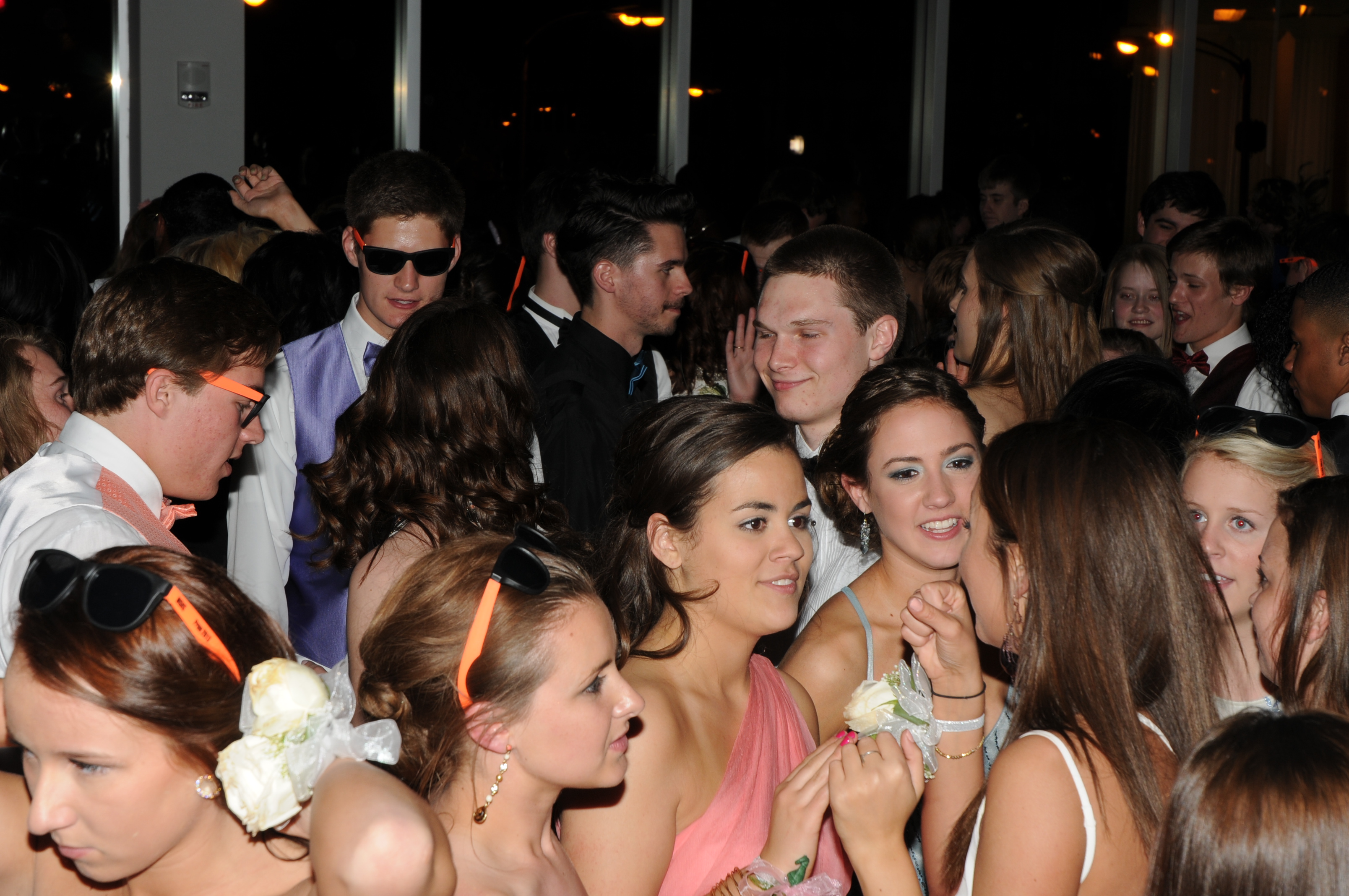 Seniors, guests prepare for prom – Echo Newspaper